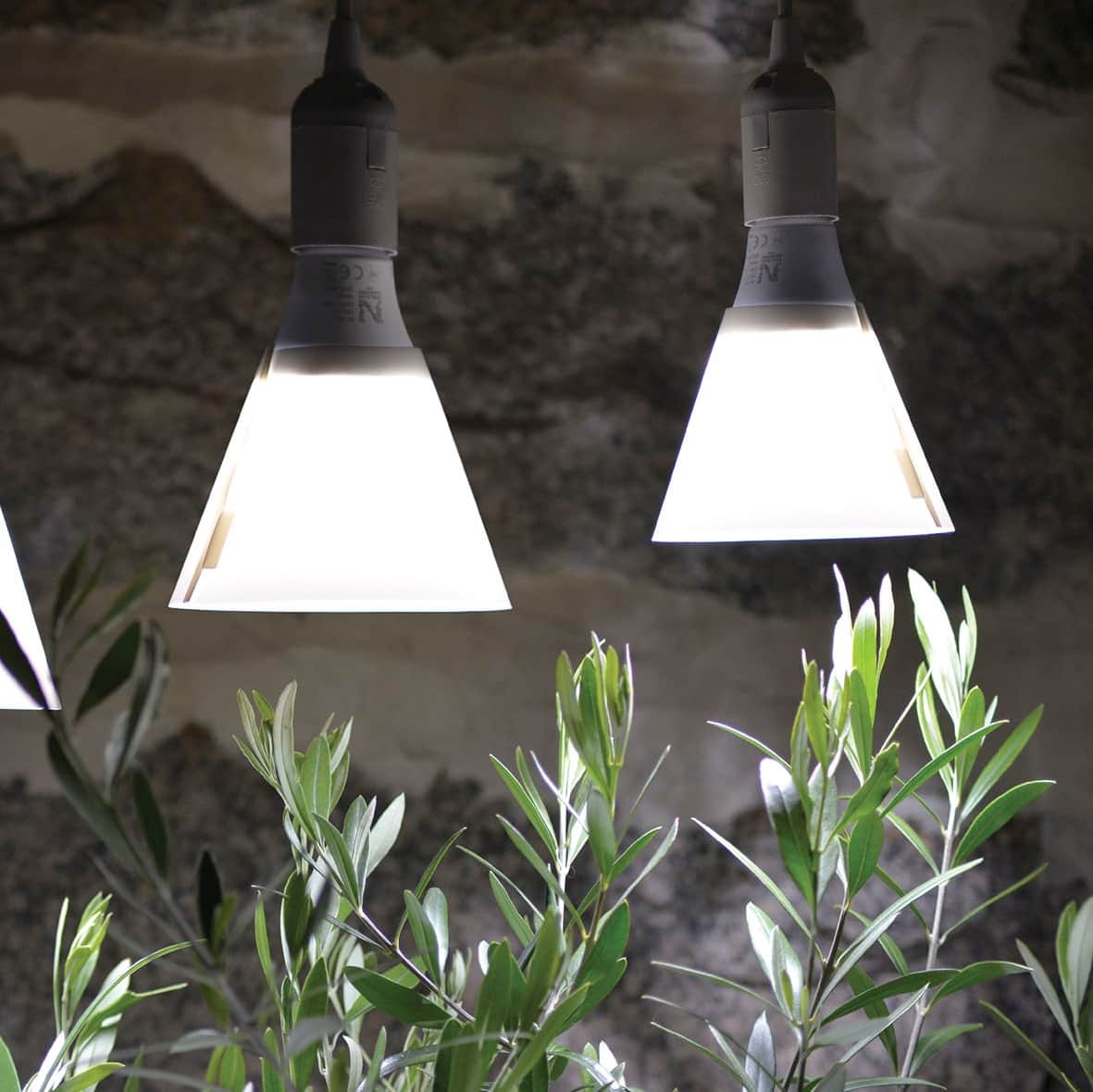 Köp Växtbelysning LED-lampa 15W med skärm hos din trädgårds | Odla.nu